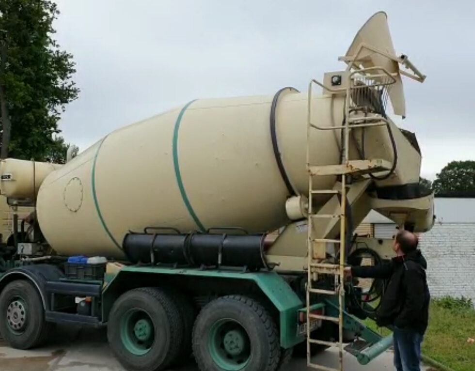 Hopperlift - Concrete Mixertruck Drum Cleaning